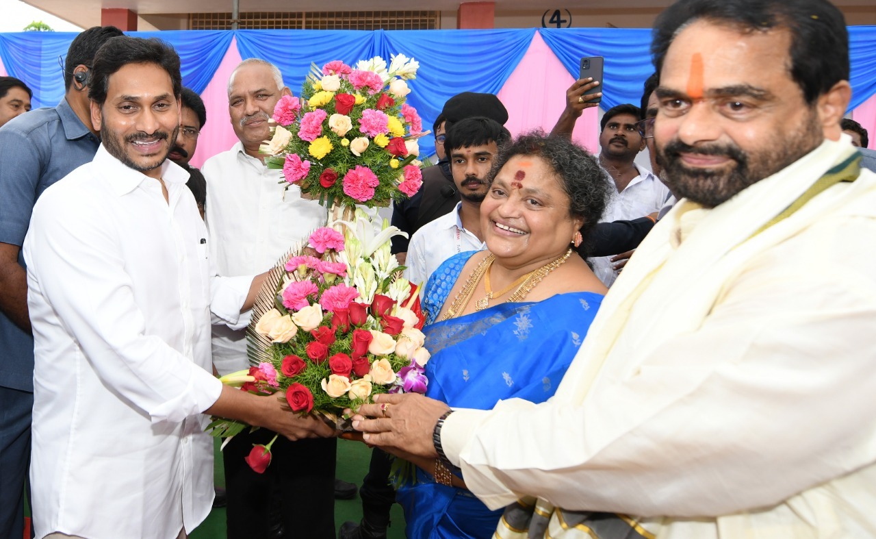 స్పీకర్ తమ్మినేని సీతారామ్ కుమారుడి వివాహానికి హాజరైన సీఎం జగన్ | CM ...