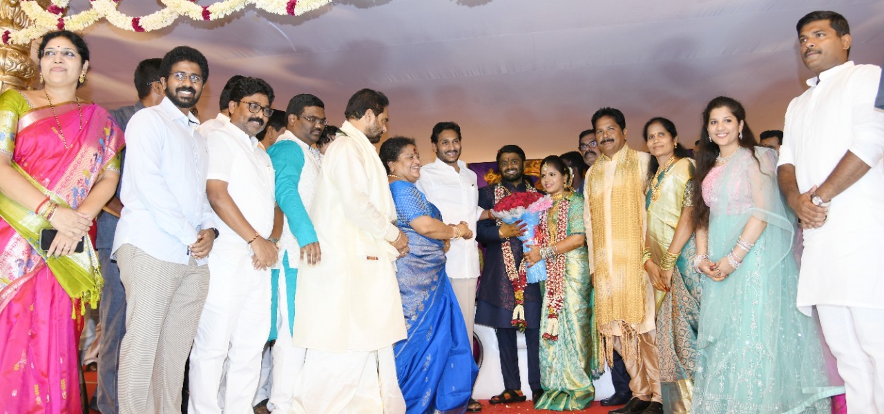 స్పీకర్ తమ్మినేని సీతారామ్ కుమారుడి వివాహానికి హాజరైన సీఎం జగన్ | CM ...