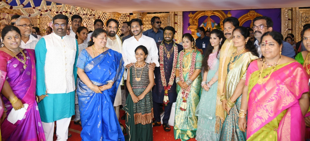 స్పీకర్ తమ్మినేని సీతారామ్ కుమారుడి వివాహానికి హాజరైన సీఎం జగన్ | CM ...