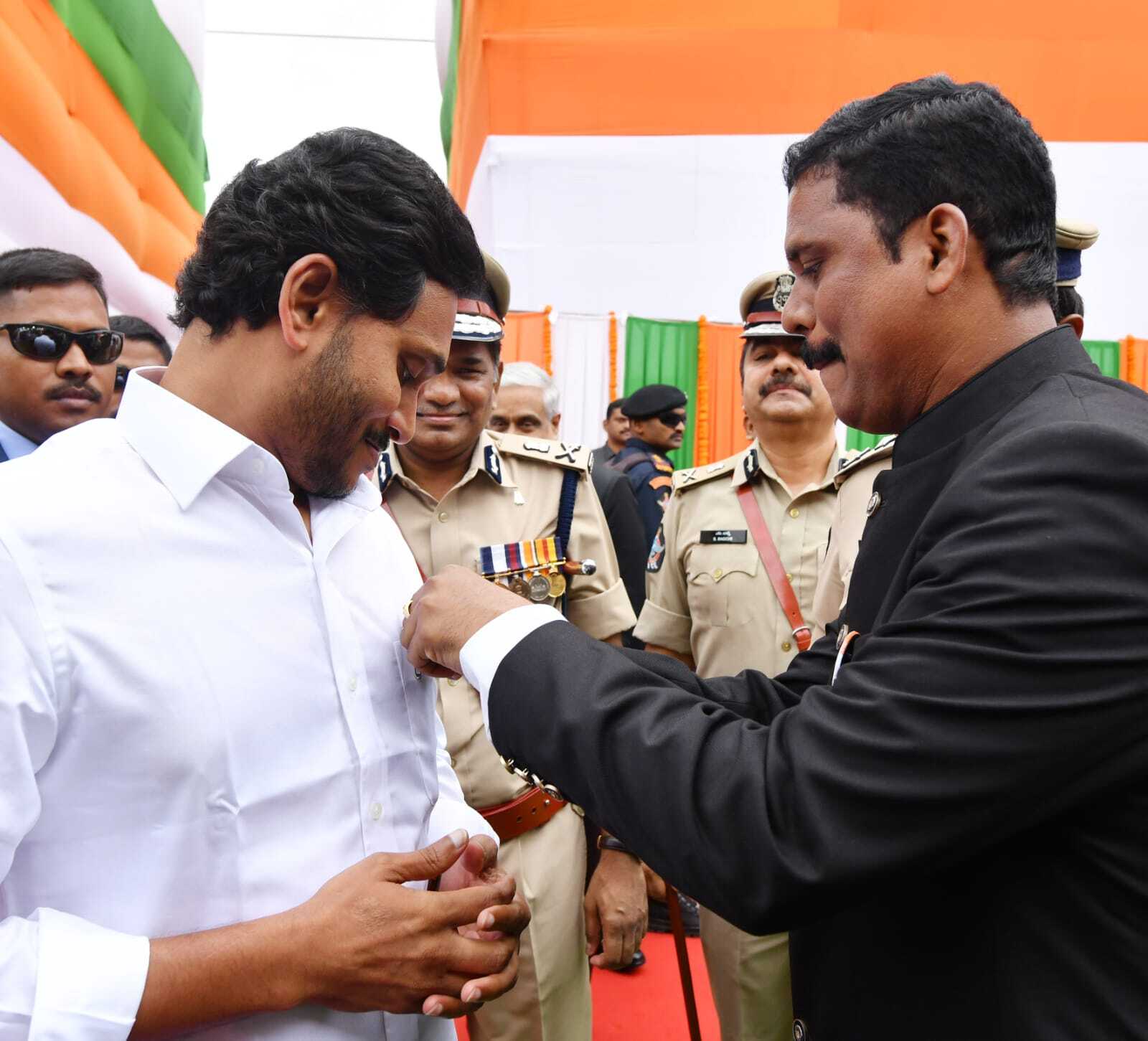 ఘనంగా స్వాతంత్ర్య దినోత్సవ వేడుకలు.. జాతీయ జెండాను ఆవిష్కరించిన సీఎం ...