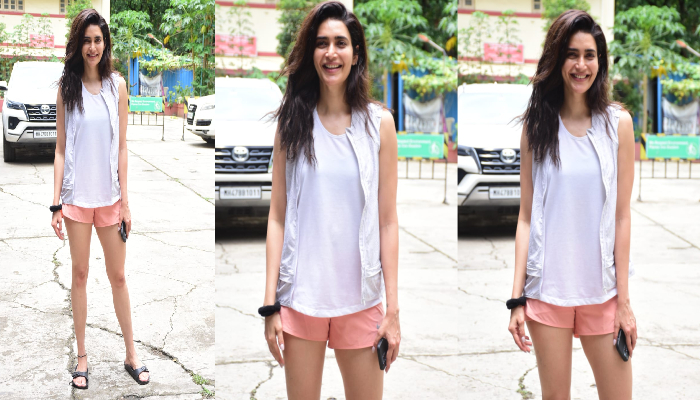 ओपन शर्ट में पैपराजी के कैमरे में कैद हुई करिश्मा तन्ना, तस्वीरें हुई ...