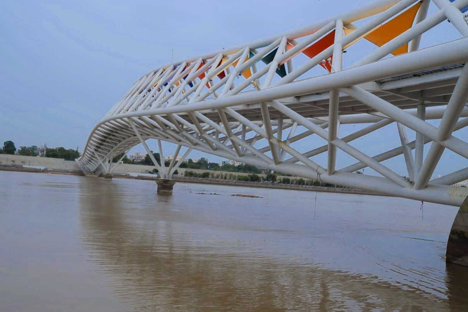 చూపరులను మైమరిపిస్తున్న సబర్మతి నదిపై అటల్ బ్రిడ్జి ..! | Atal Bridge ...