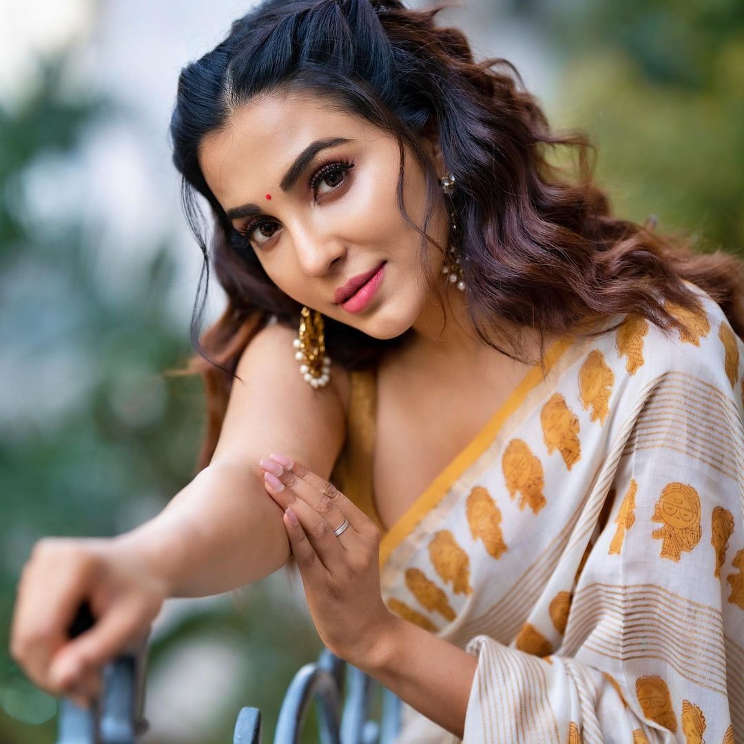 ദുബായിൽ തിളങ്ങി പാർവതി, സൂപ്പർ ഗ്ലാമറസ് ലുക്കിൽ നടിയുടെ ഫോട്ടോഷൂട്ട് ...