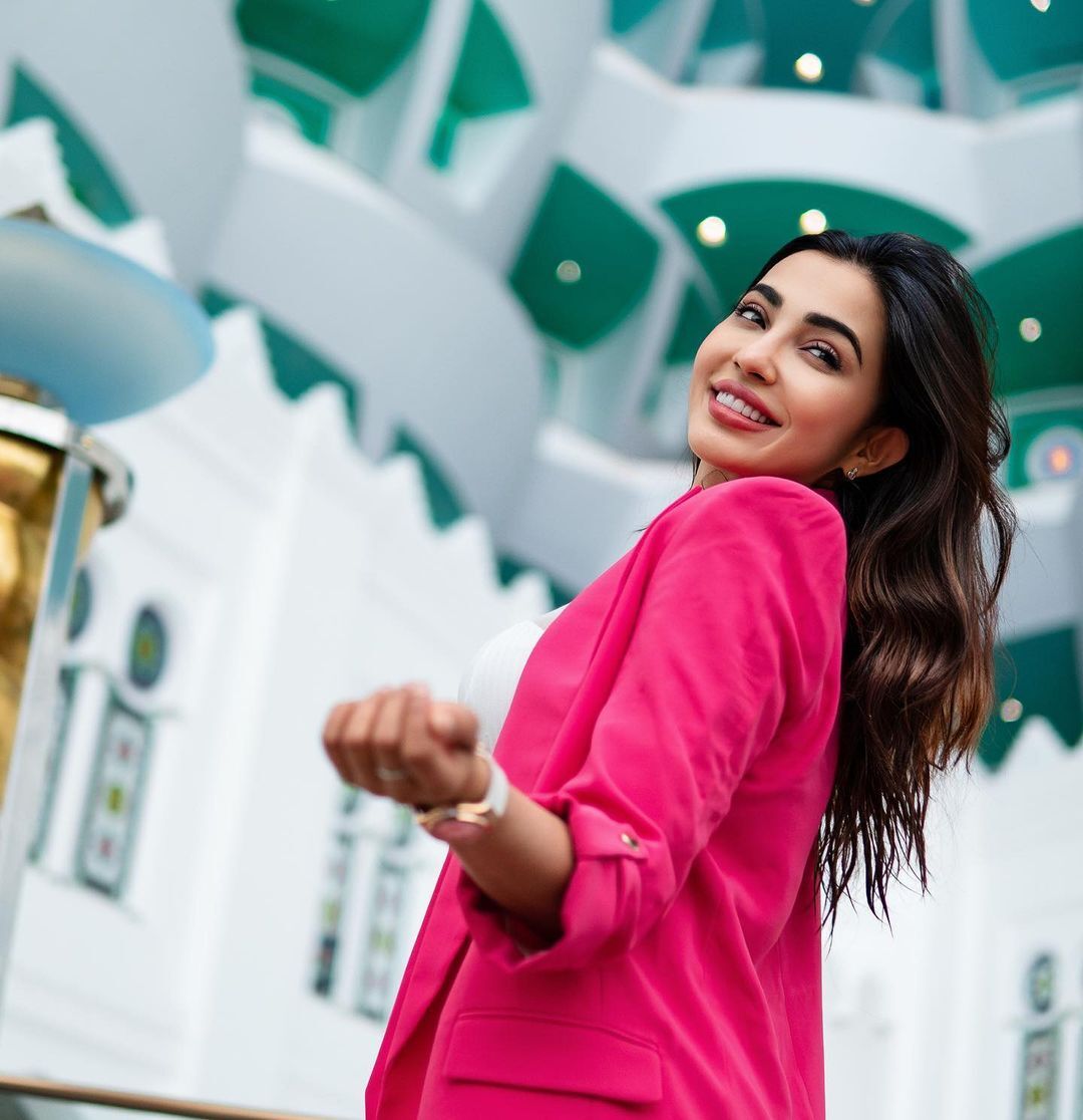 ദുബായിൽ തിളങ്ങി പാർവതി, സൂപ്പർ ഗ്ലാമറസ് ലുക്കിൽ നടിയുടെ ഫോട്ടോഷൂട്ട് ...