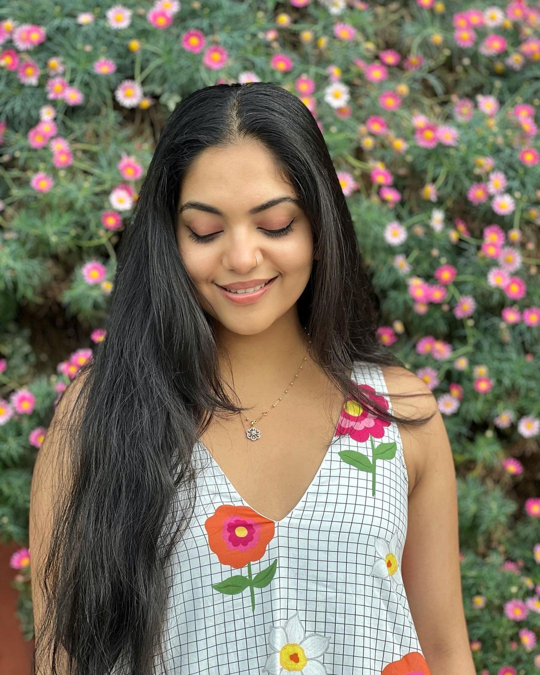 ഇതെന്താ സുന്ദരിമാരുടെ സംസ്ഥാന സമ്മേളനമോ; അഹാന ലുക്ക് പൊളിച്ചിട്ടുണ്ട്, ചിരിയും കൊള്ളാം ...