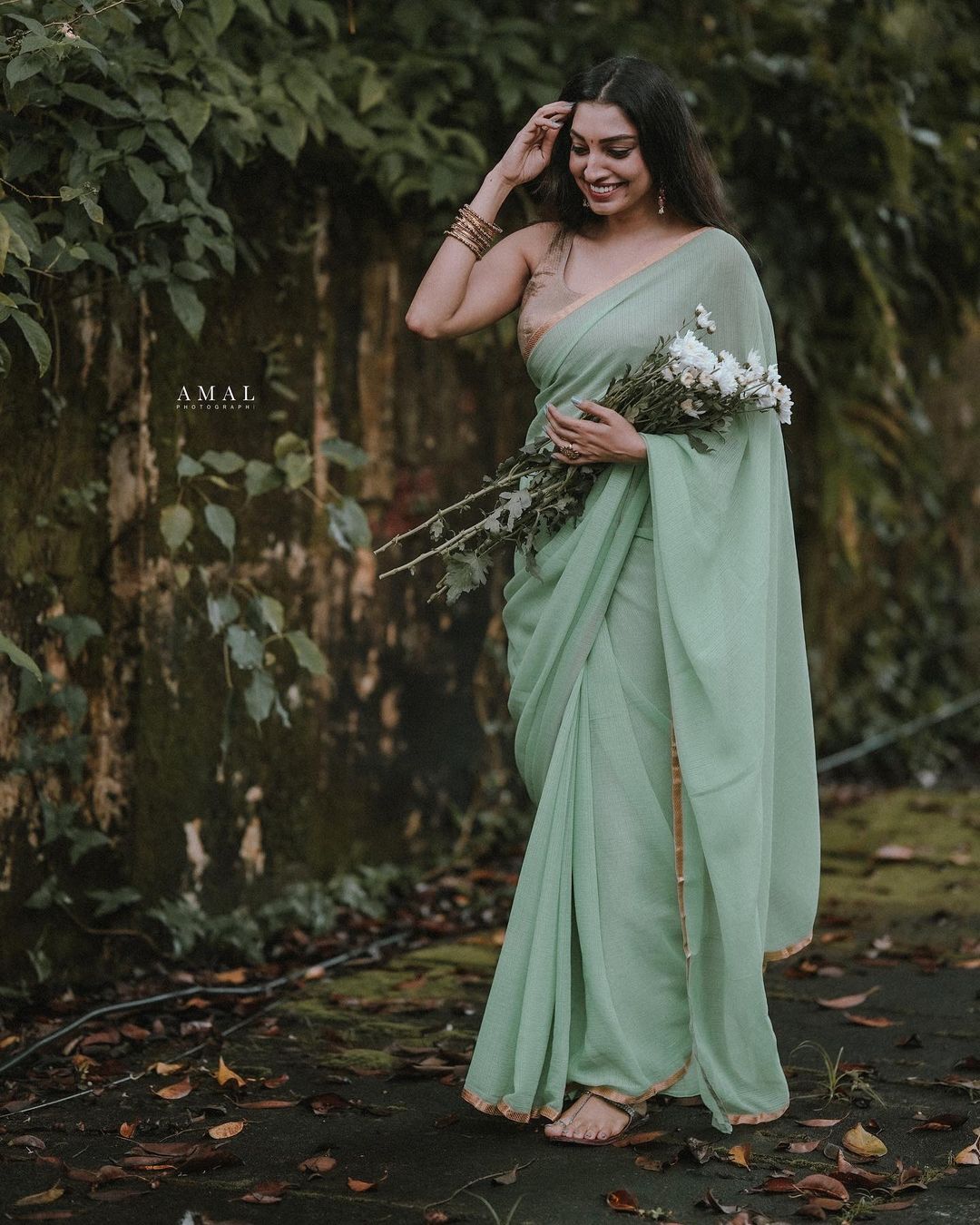 റിതു..പൊളി ലുക്കിലാണല്ലോ, പൂവുമായി എങ്ങോട്ടാ...; വൈറല്‍ ചിത്രങ്ങള് ...