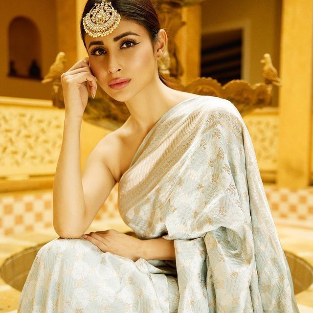 Bollywood Actress Mouni Roy Looking Gorgeous In Saree - Oneindia