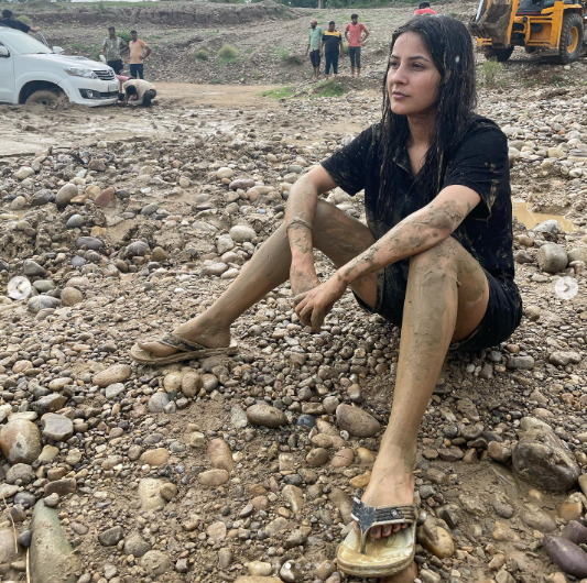 Bollywood Actress Shehnaaz Gill Rolling in Mud During Her Spa Time ...