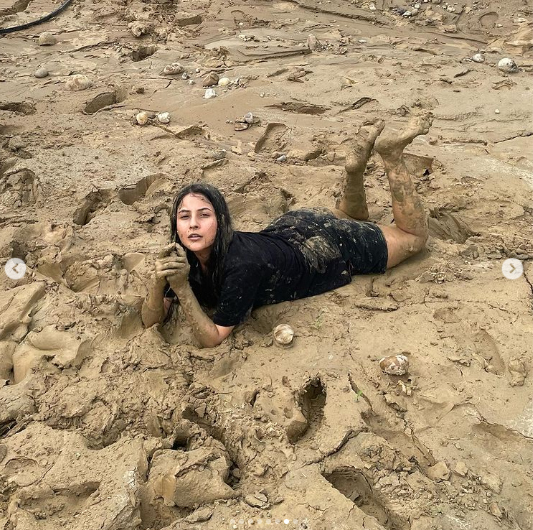 Bollywood Actress Shehnaaz Gill Rolling in Mud During Her Spa Time ...