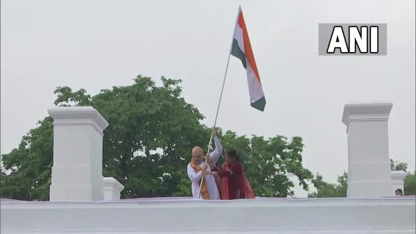 HM Amit Shah and his wife Sonal Shah hoist the tricolour at their ...