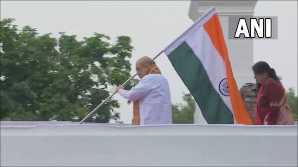 HM Amit Shah and his wife Sonal Shah hoist the tricolour at their ...