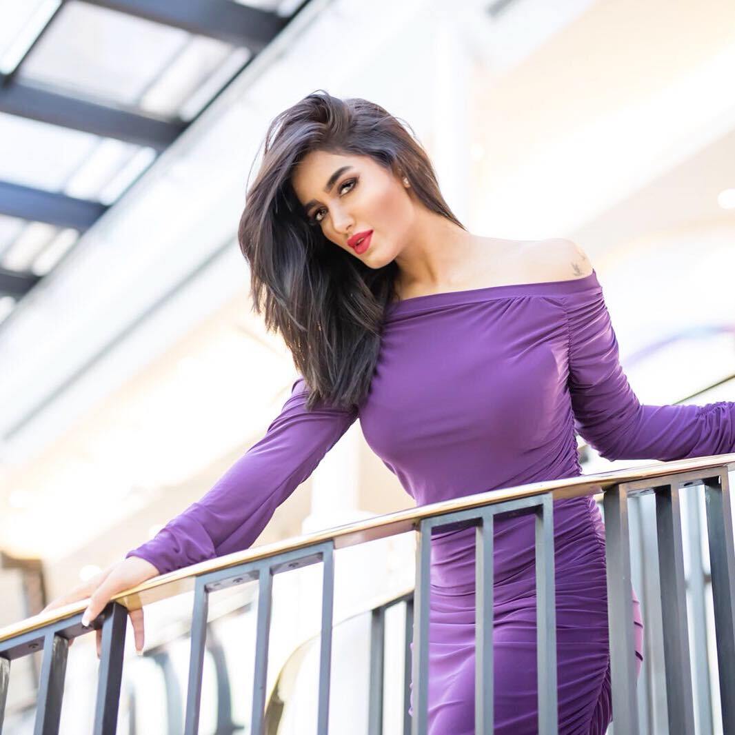 एक्ट्रेस मथीरा (Mathira) को पाकिस्तान में बुलाते हैं एंजेलिना जोली ...