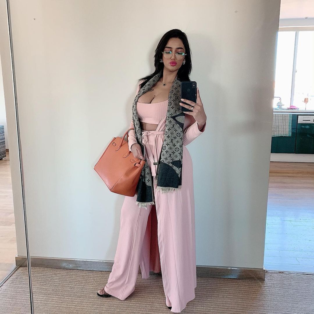 एक्ट्रेस मथीरा (Mathira) को पाकिस्तान में बुलाते हैं एंजेलिना जोली ...