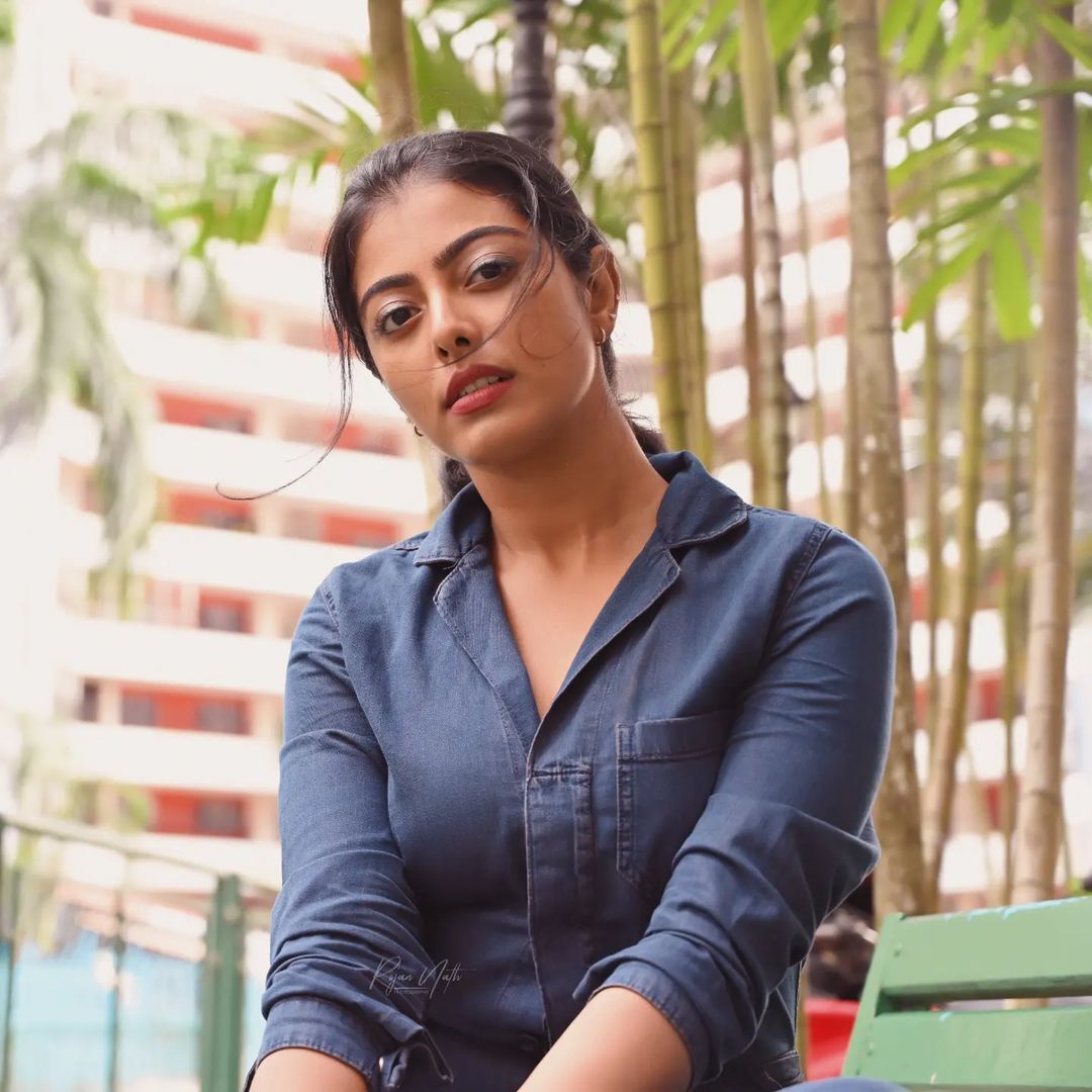 സിംപിൾ, സ്റ്റൈലിഷ്, ക്യൂട്ട്... പറഞ്ഞാൽ തീരില്ല, സൂപ്പർ ലുക്കിൽ നടി ...