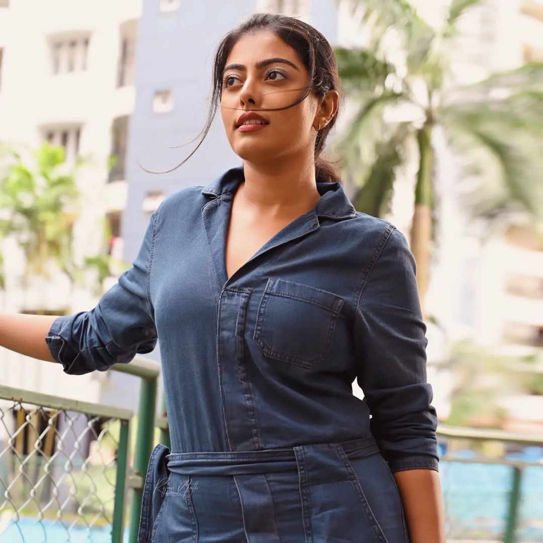 സിംപിൾ, സ്റ്റൈലിഷ്, ക്യൂട്ട്... പറഞ്ഞാൽ തീരില്ല, സൂപ്പർ ലുക്കിൽ നടി ...