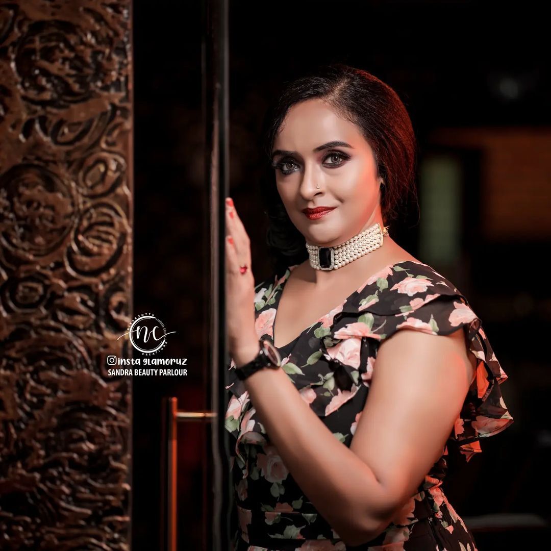 പ്രായം റിവേഴ്‌സ് ഗിയറിലാണോ; ഷാലു... ഇത് ഒന്നൊന്നര ലുക്ക് തന്നെ, വൈറല്‍ ചിത്രങ്ങള്‍ | Movie ...