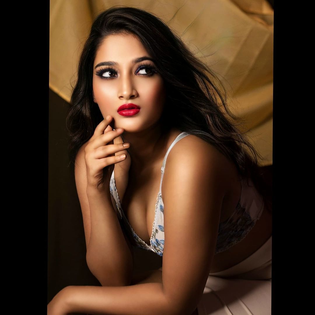 PHOTOS : ப்பா.. பிளாக் பிகினியில் கவர்ந்திழுக்கும் தன்யா..ரசிகர்களை மயக்கும் ரீசன்ட் பிக்ஸ் இதோ ...