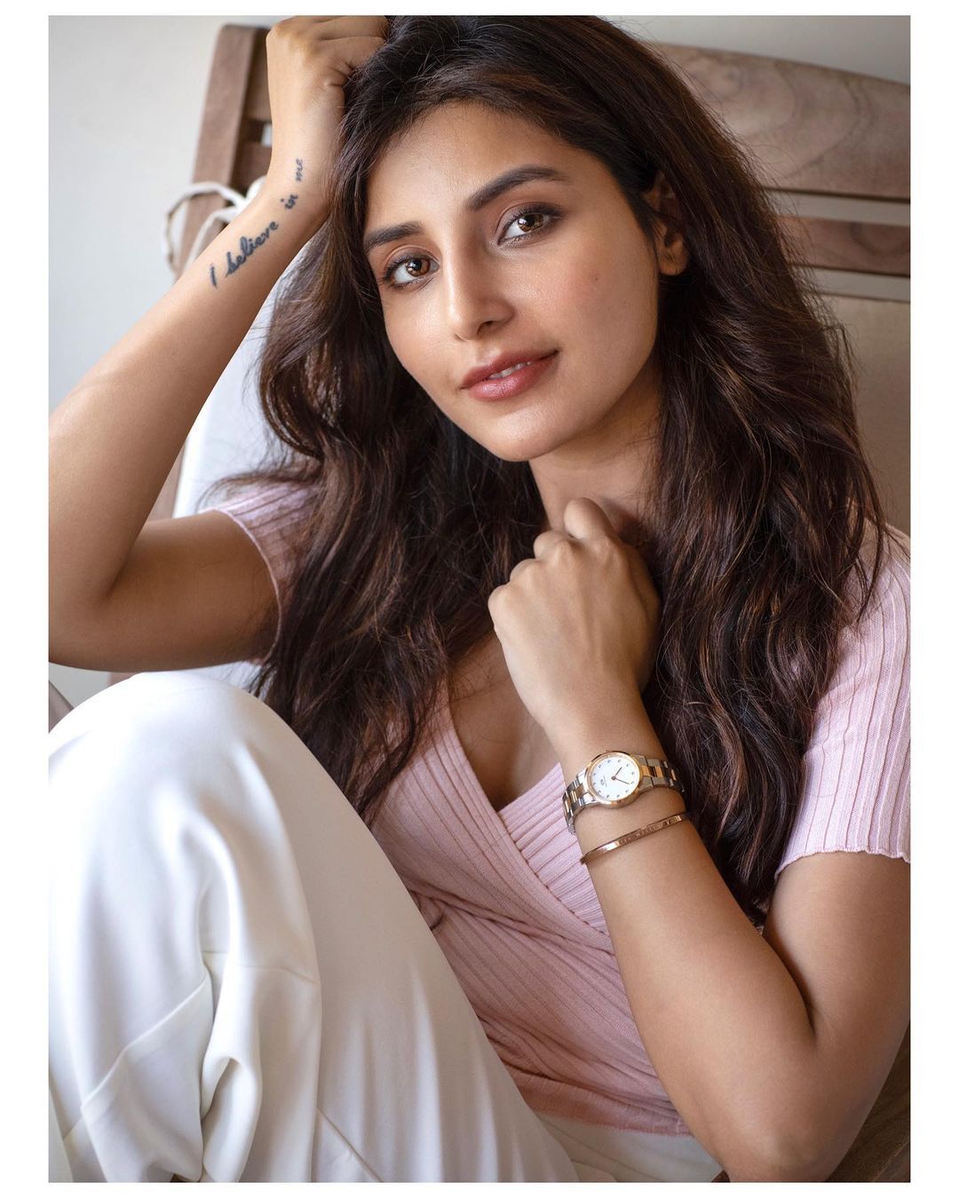 PHOTOS : ப்பா.. வசீகரமான பார்வையில் கவர்ந்திழுக்கும் ஹர்ஷிதா.. கிறங்கடிக்கும் நச் போட்டோஸ் இதோ ...