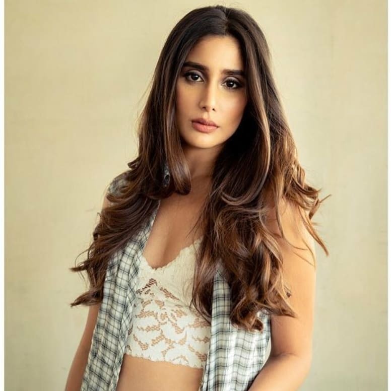 PHOTOS : டைட் டாப்பில் ஸ்டைலாக போஸ் கொடுக்கும் நிக்கிதா சோப்ரா.. கலக்கலான சூப்பர் பிக்ஸ் இதோ ...