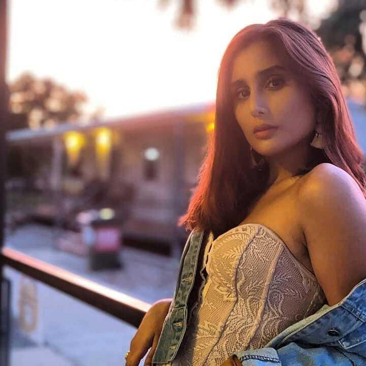 PHOTOS : டைட் டாப்பில் ஸ்டைலாக போஸ் கொடுக்கும் நிக்கிதா சோப்ரா.. கலக்கலான சூப்பர் பிக்ஸ் இதோ ...