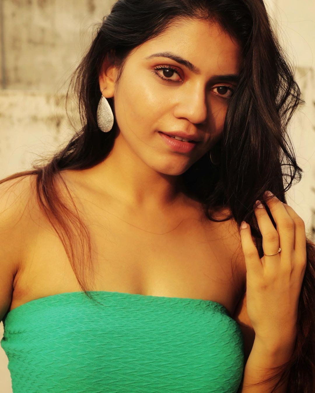 PHOTOS : மின்னும் உடையில் ஸ்டன்னிங் போஸில் அசத்தும் மோனிகா.. ரசிகர்களை ...