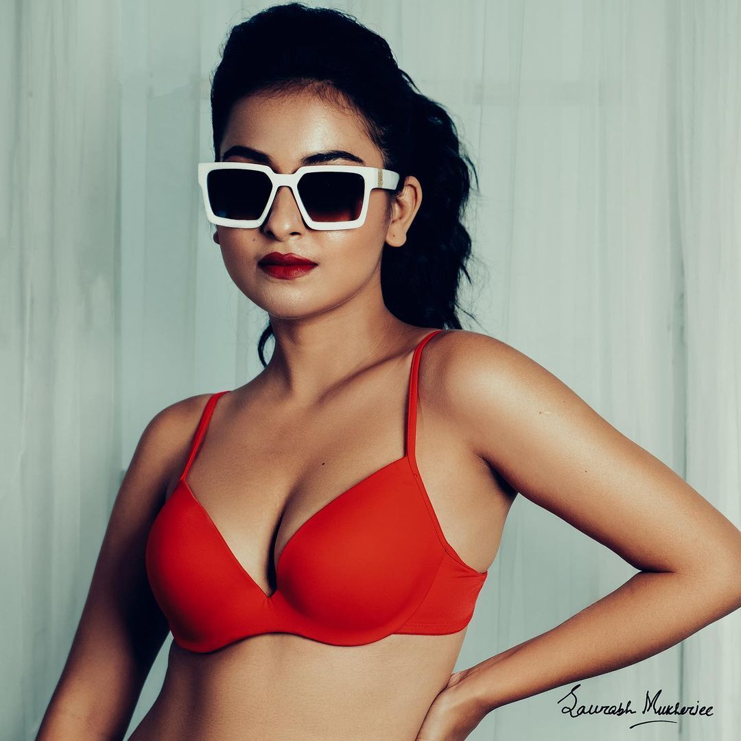 PHOTOS : டெனிம் ஷர்ட்டில் மனதை உறைய வைக்கும் அழகு.. நடிகை நைனிகாவின் ஏங்கவைக்கும் நச் க்ளிக்ஸ் ...