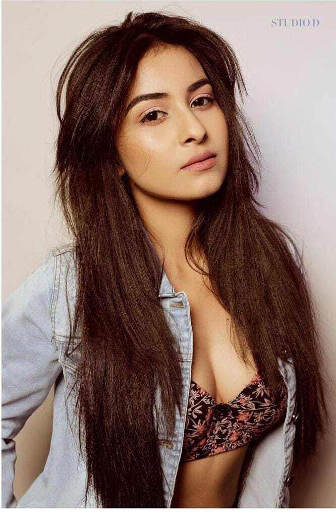 PHOTOS : டெனிம் ஷர்ட்டில் மனதை உறைய வைக்கும் அழகு.. நடிகை நைனிகாவின் ஏங்கவைக்கும் நச் க்ளிக்ஸ் ...