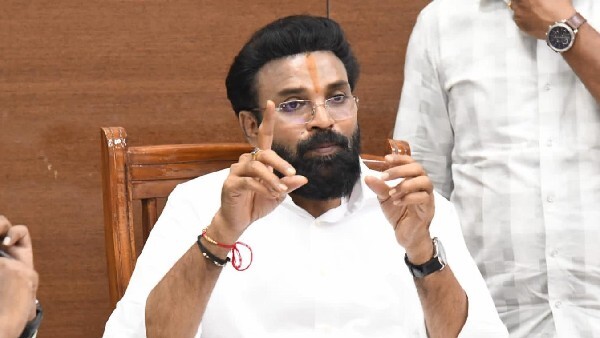 ಬಳ್ಳಾರಿ ಉಸ್ತುವಾರಿ ಸಚಿವ ಶ್ರೀರಾಮುಲು ಜಿಲ್ಲಾಧಿಕಾರಿಗಳ ಕಚೇರಿಯಲ್ಲಿ ಆಯೋಜಿಸಿದ್ದ ...
