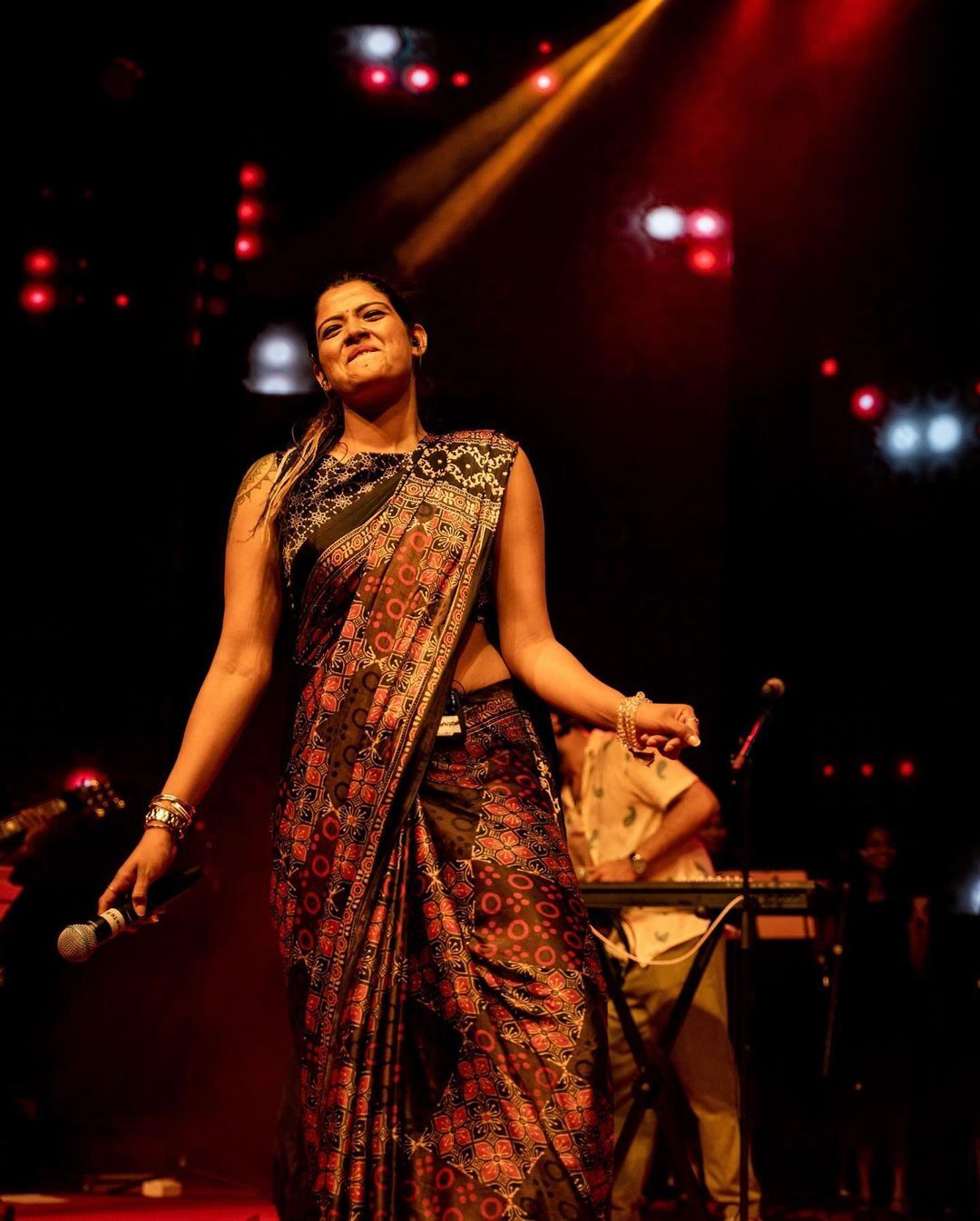 ഹാപ്പി മൂഡില്‍ അമൃത സുരേഷ്, ഒന്നൊന്നര ചിത്രത്തില്‍ ഗോപി അണ്ണനും ...