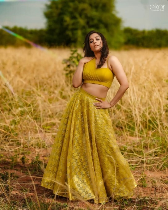 Telugu Anchor Rashmi Gautam Stunning Photos - Oneindia