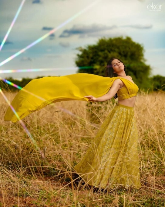 Telugu Anchor Rashmi Gautam Stunning Photos - Oneindia