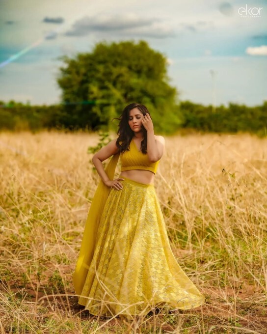 Telugu Anchor Rashmi Gautam Stunning Photos - Oneindia