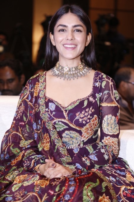 Tollywood Actress Mrunal Thakur Latest Photos - Oneindia