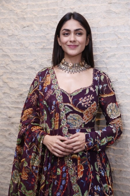 Tollywood Actress Mrunal Thakur Latest Photos - Oneindia