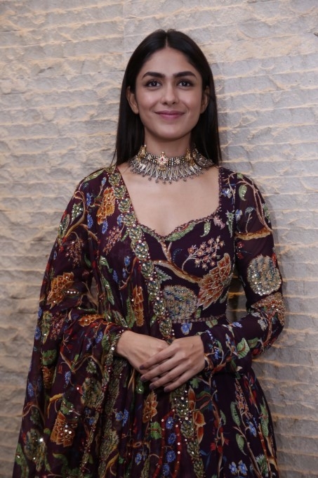 Tollywood Actress Mrunal Thakur Latest Photos - Oneindia