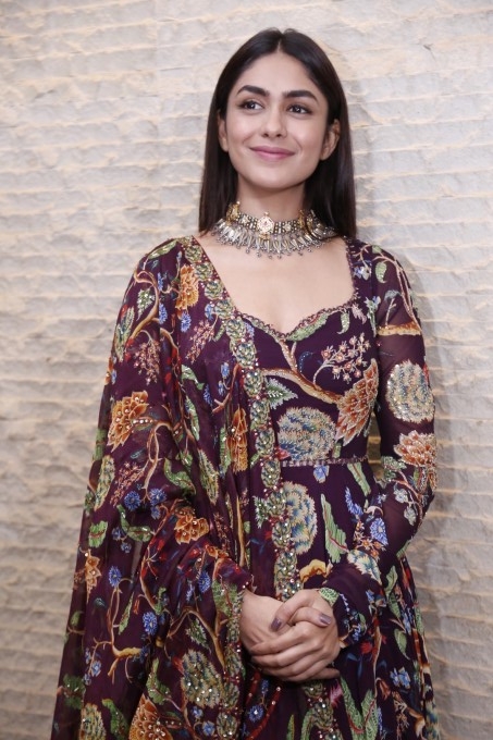 Tollywood Actress Mrunal Thakur Latest Photos - Oneindia