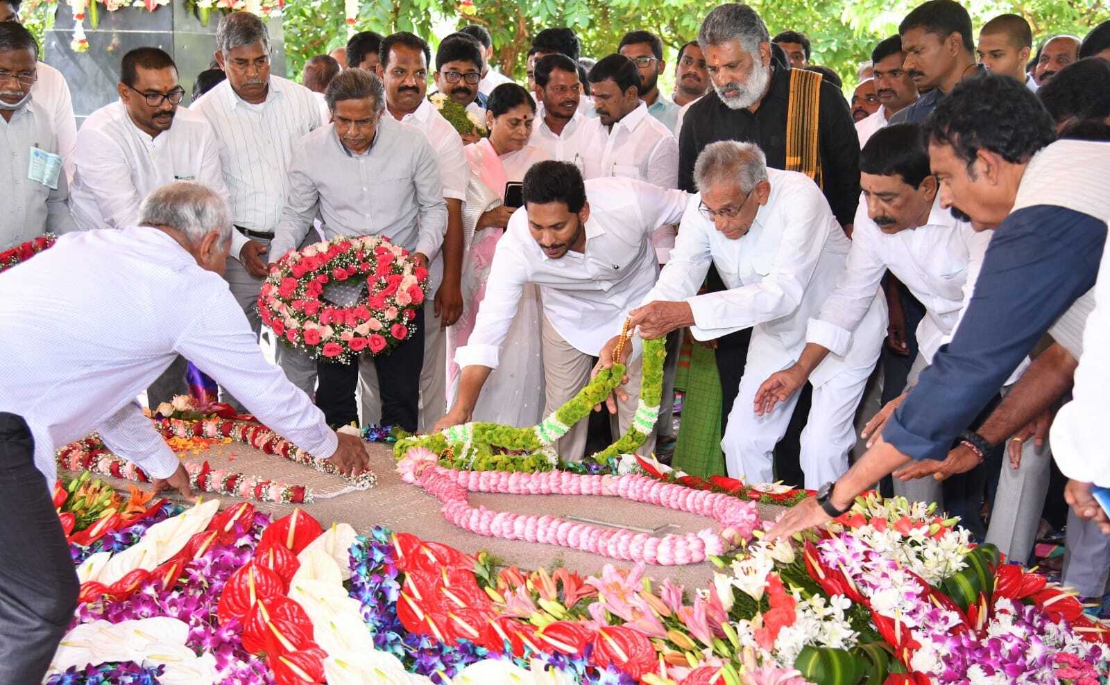 వైఎస్ రాజశేఖర్ రెడ్డి వర్థంతి.. తండ్రికి ఘన నివాళులర్పించిన సీఎం జగన్ ...