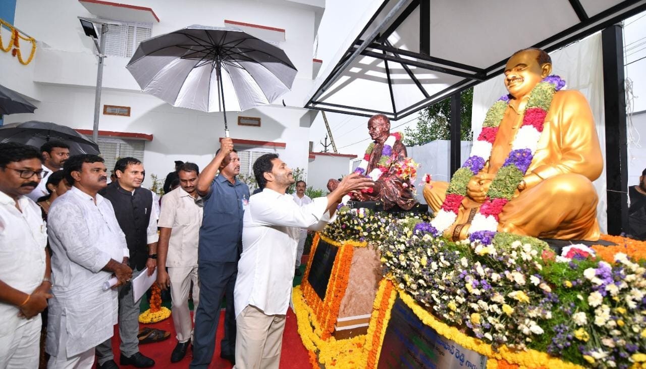 వైఎస్ రాజశేఖర్ రెడ్డి వర్థంతి.. తండ్రికి ఘన నివాళులర్పించిన సీఎం జగన్ ...
