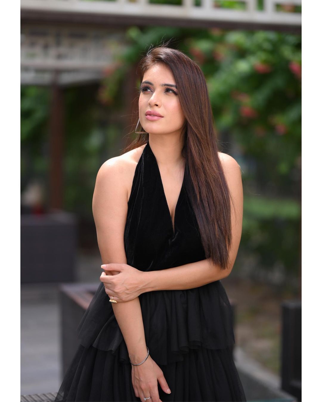 బ్లాక్ డ్రెస్‌లో హాట్ అందాలు.. వలవులతో కవ్విస్తున్న నేహా మాలిక్ ...