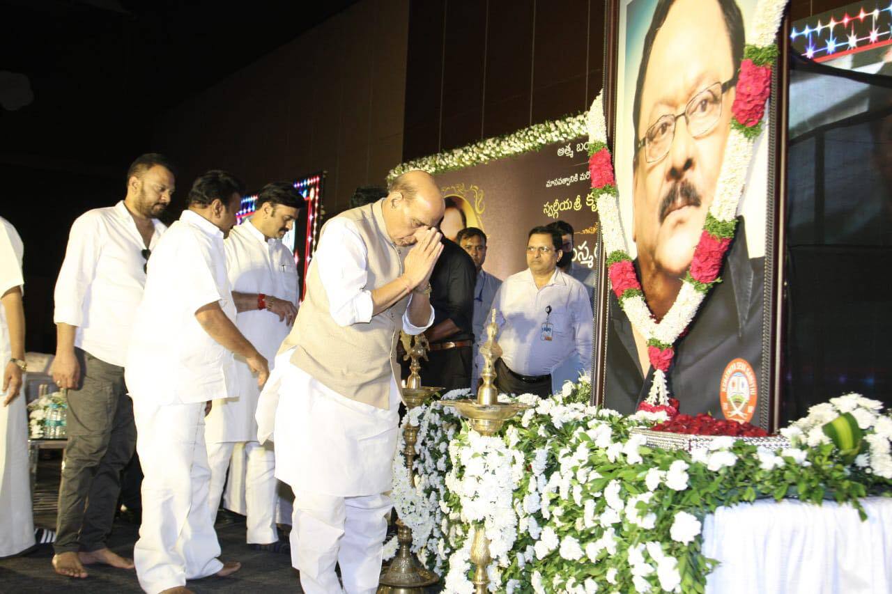 దిగ్గజ నటుడు కృష్ణంరాజు కుటుంబ సభ్యులను పరామర్శించిన కేంద్ర రక్షణ మంత్రి రాజ్‌నాథ్ సింగ్ | Union ...