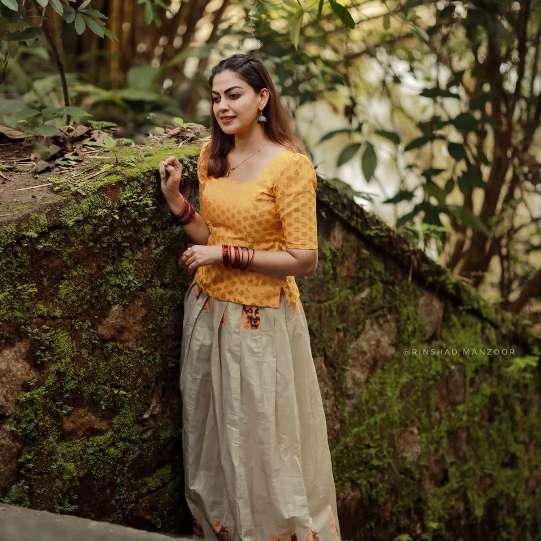 പട്ടുപാവടയണിഞ്ഞ് സുന്ദരിയായി അനുശ്രീ... പുത്തൻ ചിത്രങ്ങൾ കാണാം ...