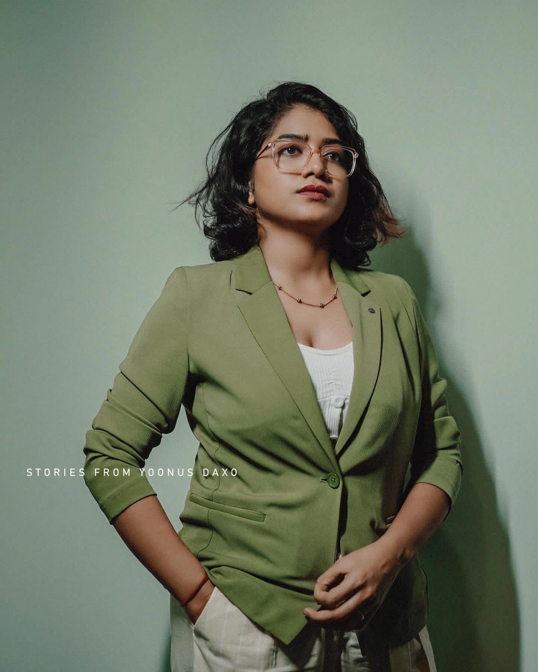 എക്‌സിക്യുട്ടീവ് ലുക്കില്‍ ഞെട്ടിച്ച് അനാര്‍ക്കലി, അടിപൊളി ലുക്കെന്ന് ...