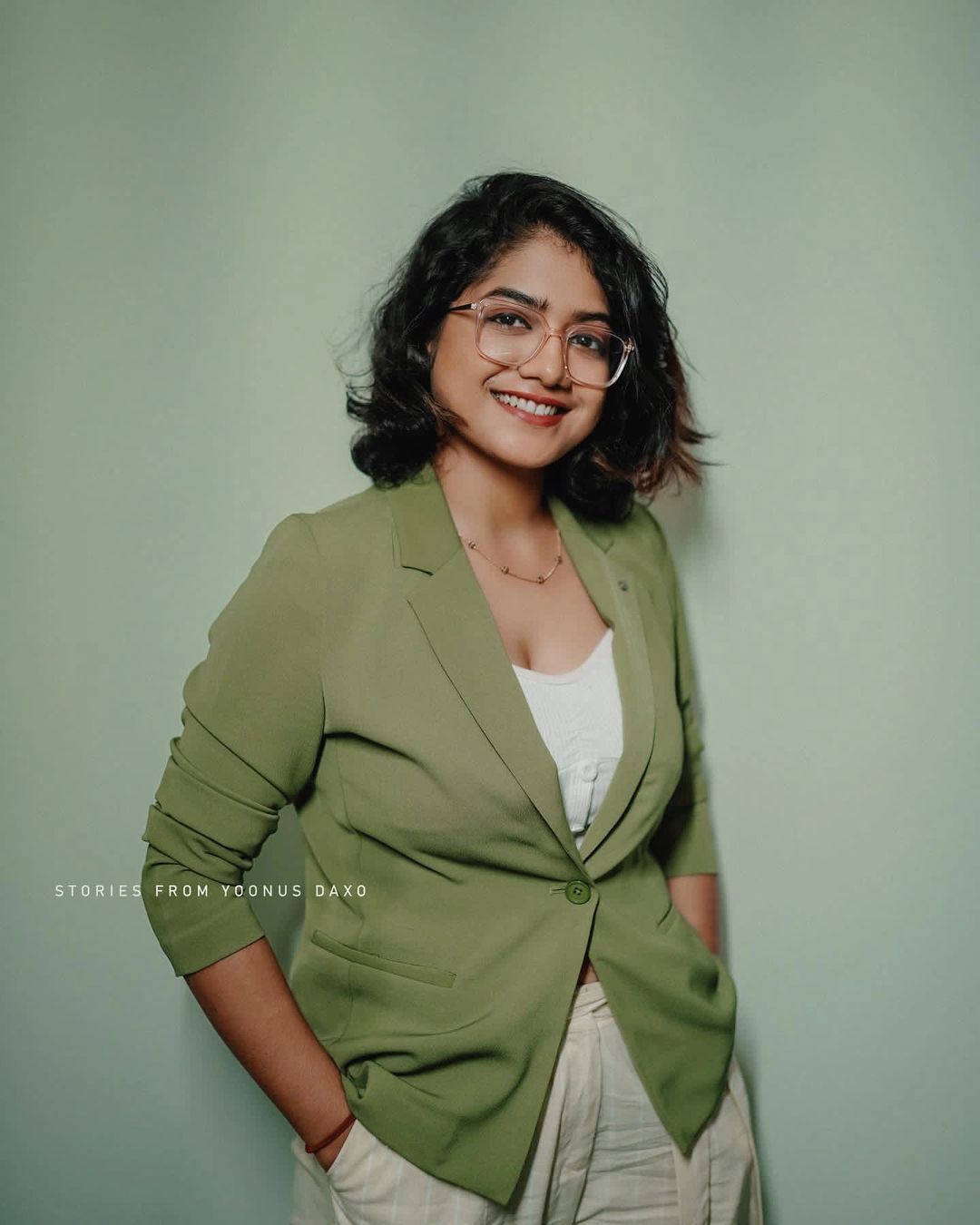 എക്‌സിക്യുട്ടീവ് ലുക്കില്‍ ഞെട്ടിച്ച് അനാര്‍ക്കലി, അടിപൊളി ലുക്കെന്ന് ...