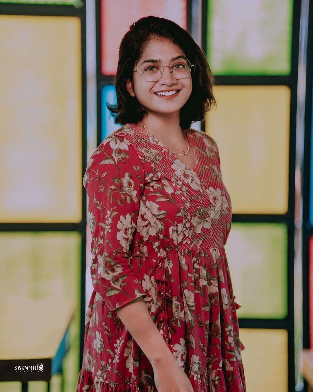 എക്‌സിക്യുട്ടീവ് ലുക്കില്‍ ഞെട്ടിച്ച് അനാര്‍ക്കലി, അടിപൊളി ലുക്കെന്ന് ...