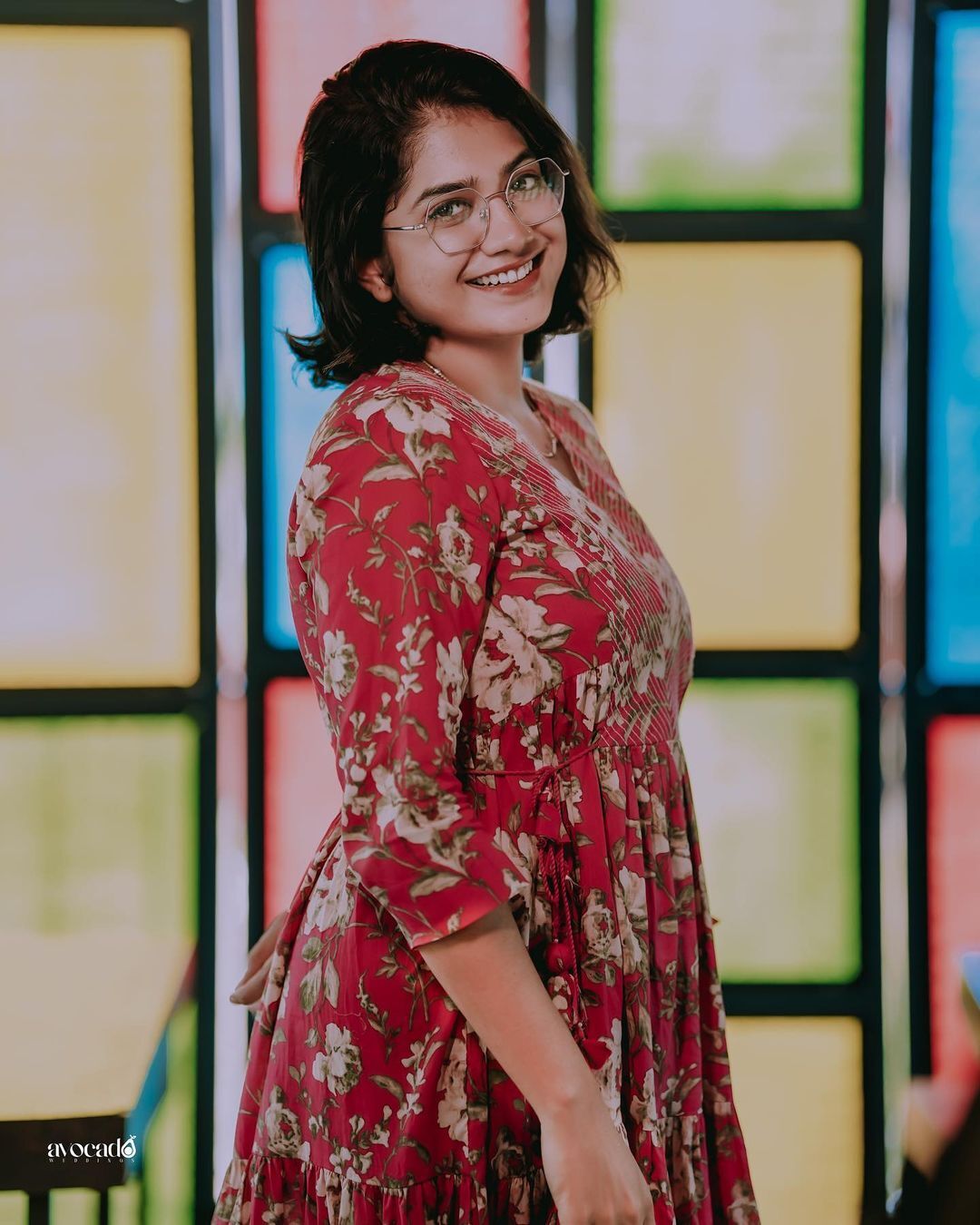 എക്‌സിക്യുട്ടീവ് ലുക്കില്‍ ഞെട്ടിച്ച് അനാര്‍ക്കലി, അടിപൊളി ലുക്കെന്ന് ...