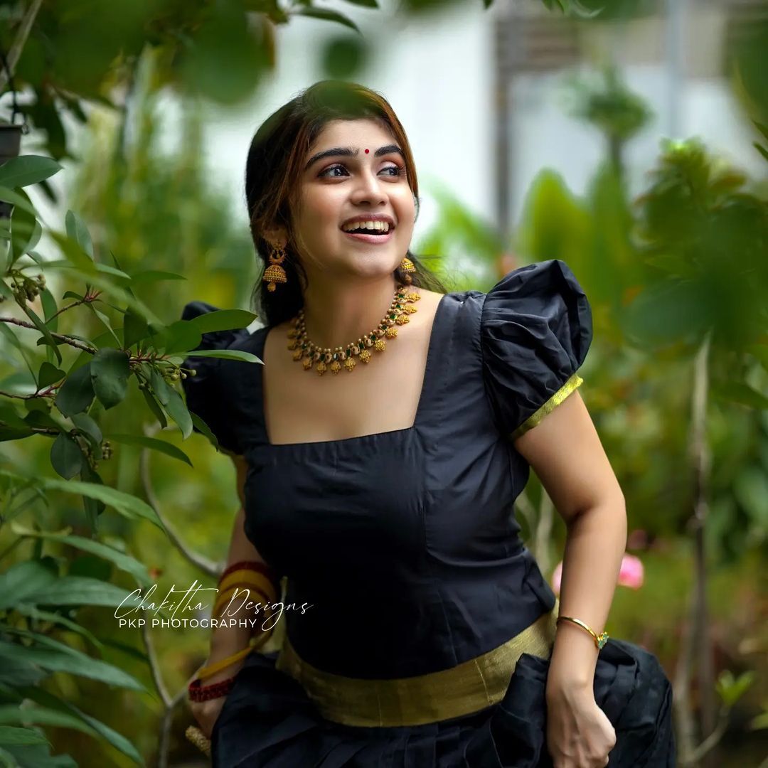 പട്ടുപാവാടയില്‍ അതിസുന്ദരിയായി മാനസ; ഇത് ഓണം ലുക്കാണോ എന്ന് ആരാധകര് ...