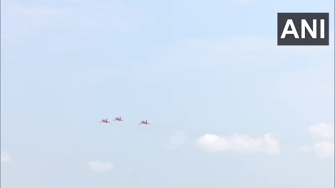 Air show conducted by IAF’s Surya Kiran Aerobatic Display Team - Oneindia