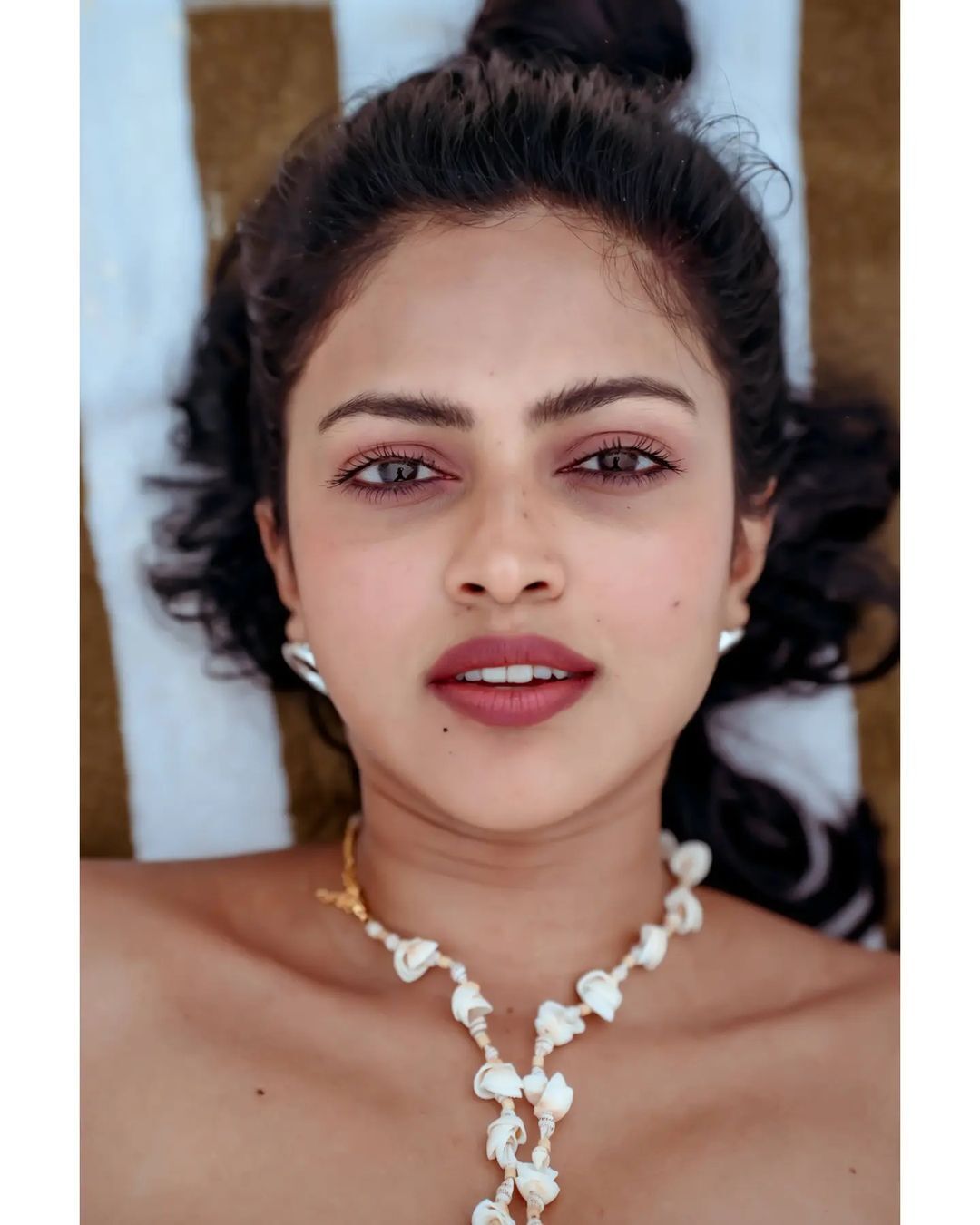 അമ്പമ്പോ.... എന്താ ഒരു ലുക്ക്, ഗ്ലാമറസിന്റെ അങ്ങേയറ്റം, ബീച്ച് ...
