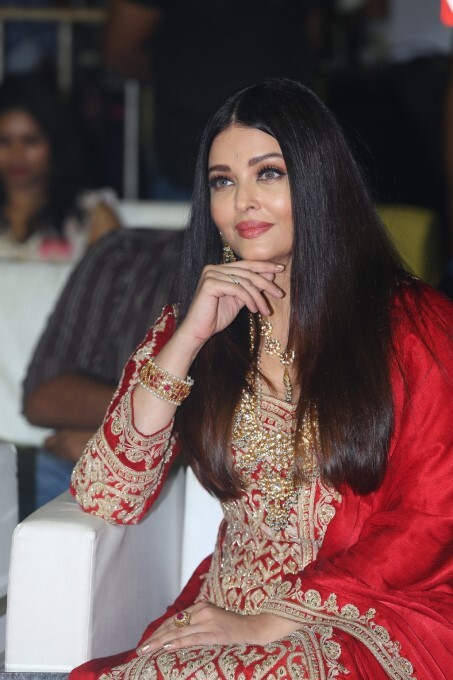 Bollywood Actress Aishwarya Rai Bachchan Latest Photos - Oneindia