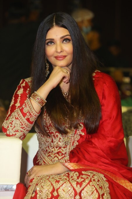 Bollywood Actress Aishwarya Rai Bachchan Latest Photos - Oneindia
